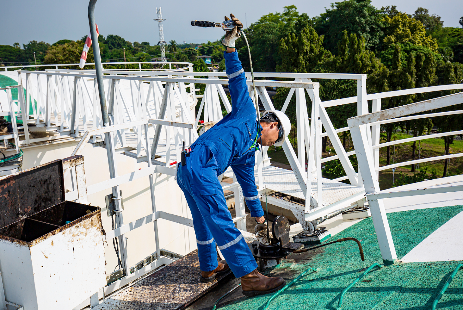 What Are Non-Contact Tank Level Sensors | Product Guide